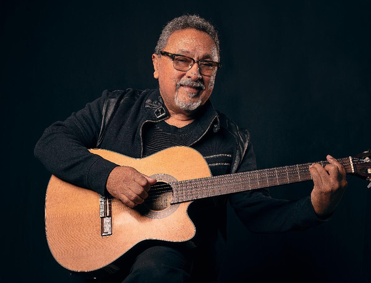 Renan Carias recibe Latin Legacy Artist Award en el marco de los Dove ...